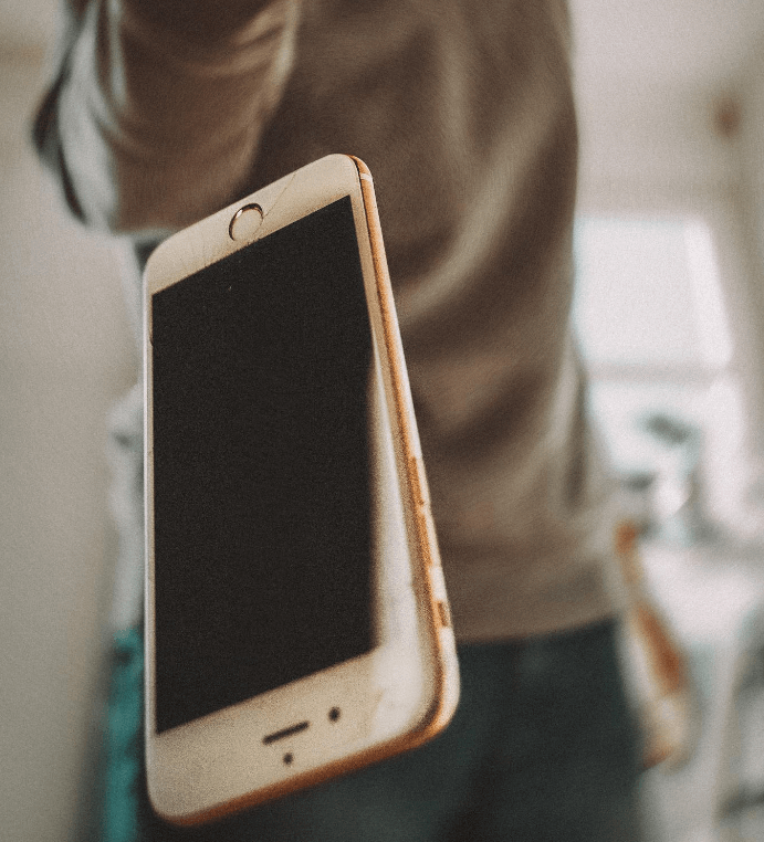 4 Common Habits that Damage Your Phone | SmartphonesPLUS